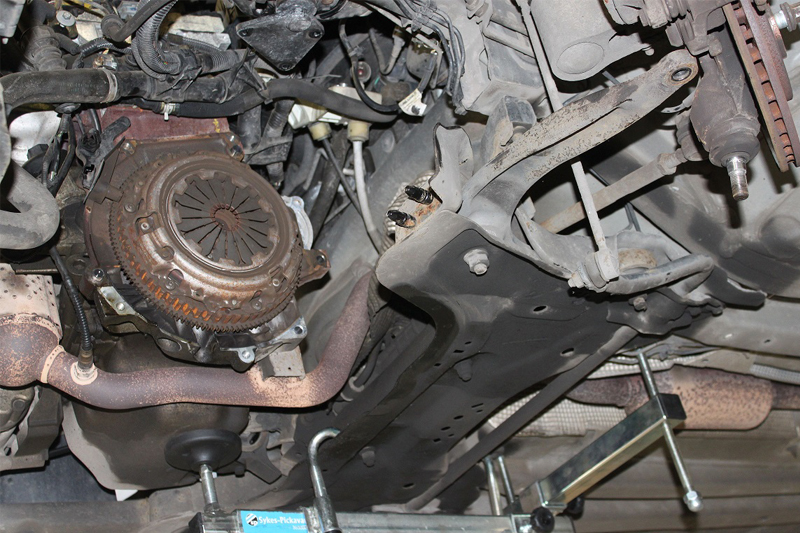 How to fit a clutch on a Citroën C4 - Professional Motor Mechanic